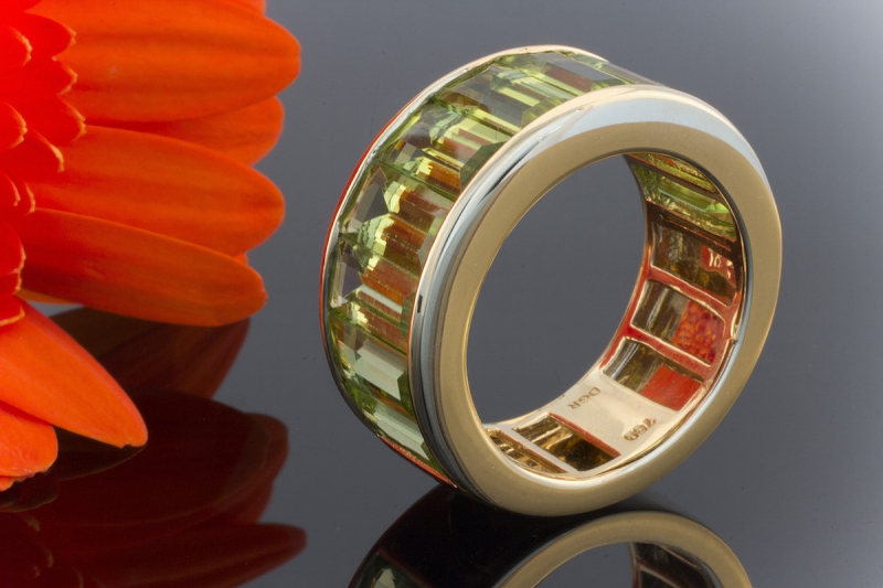 Moderner Designer Ring in 750er Gelbgold mit Peridot im Baguette Schliff