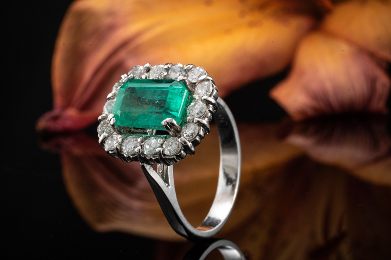 Smaragd Ring Emerald Cut Klassisch mit Diamanten rundum in Weißgold 750 Smaragd Ring Emerald Cut Klassisch mit Diamanten rundum in Weißgold 750