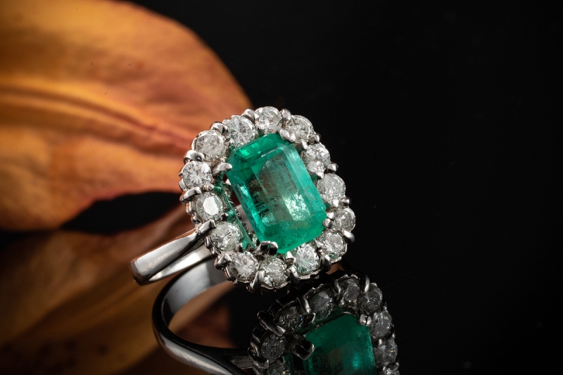 Smaragd Ring Emerald Cut Klassisch mit Diamanten rundum in Weißgold 750 Smaragd Ring Emerald Cut Klassisch mit Diamanten rundum in Weißgold 750
