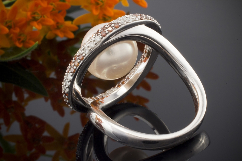 Schwebende Perle in modernem Designer Ring 1,40 Ct Brillanten in Weißgold