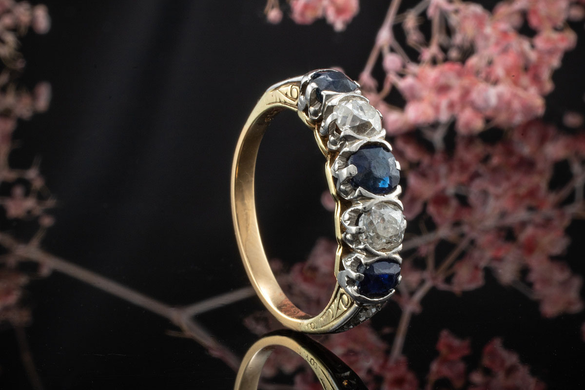 Antiker Ring mit Saphir Altschliff Diamanten Gold Weißgold