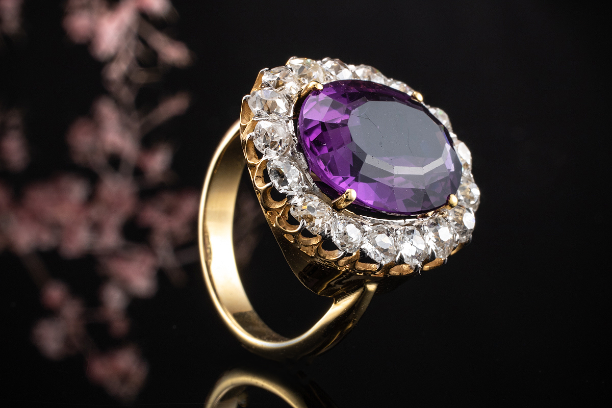 Wunderschöner alter Amethyst Ring oval Diamanten Gold