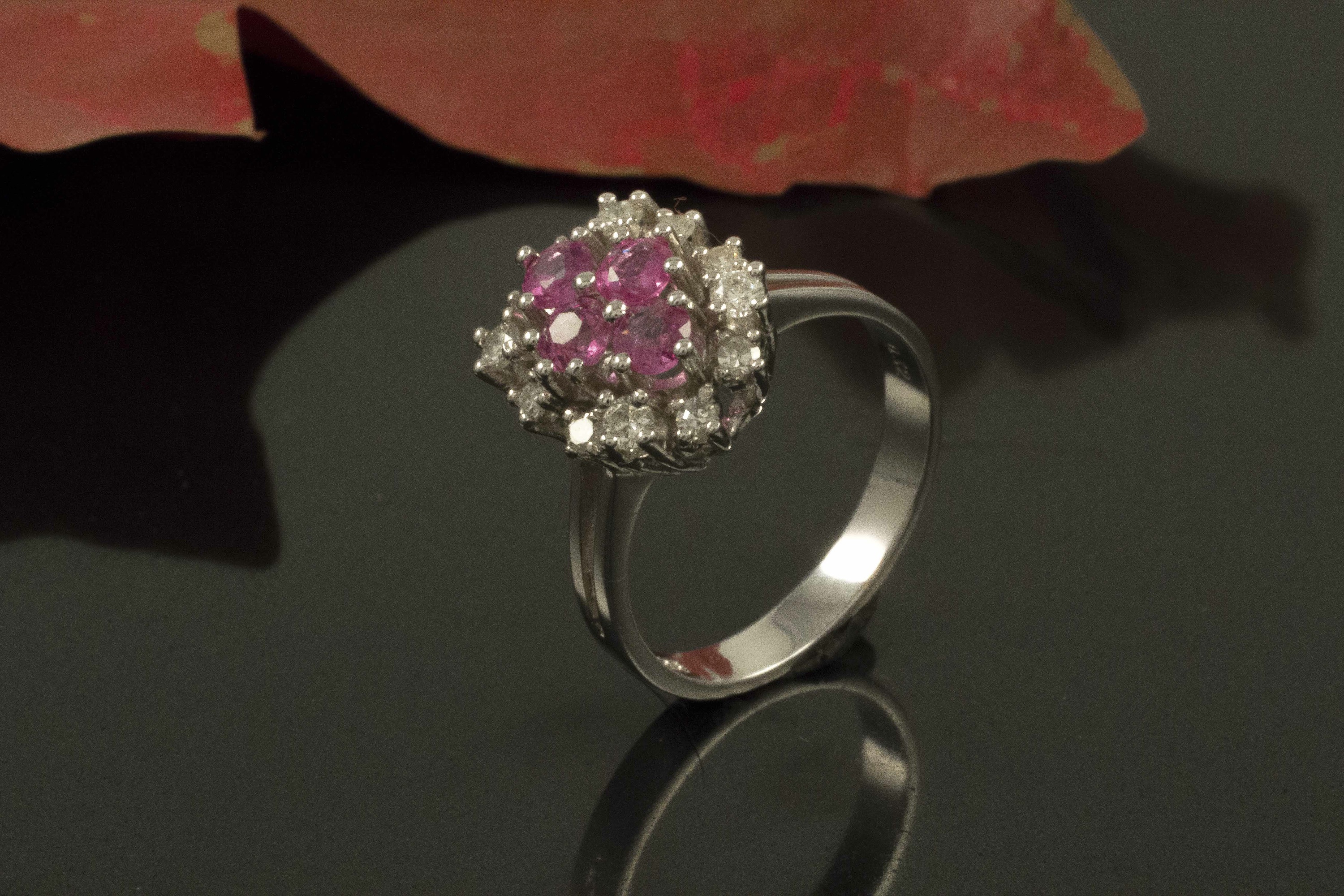 Klassischer RUBIN RING mit Diamant Weißgold