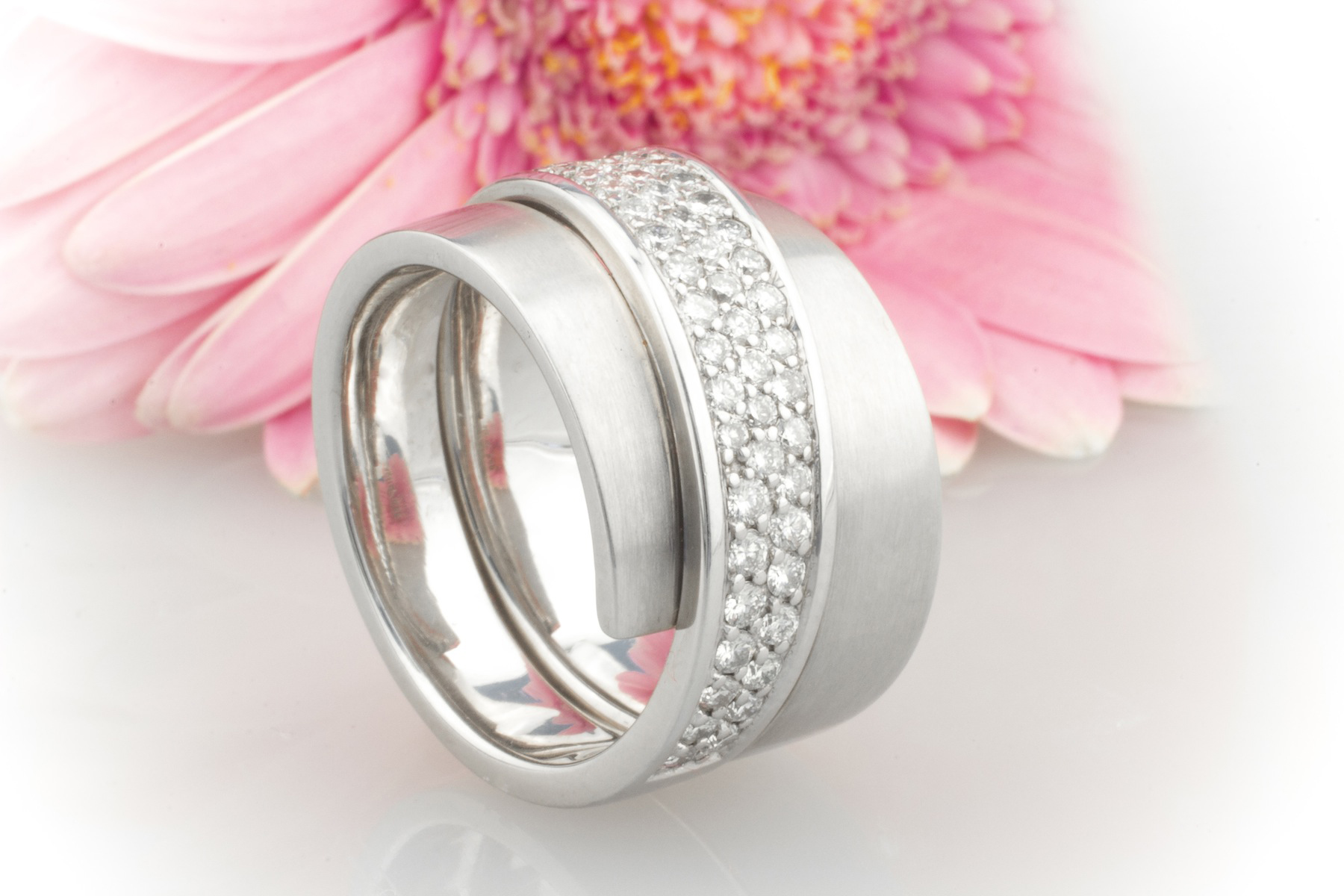 Designer Ring Massiv in 750er Weißgold Breit mit Top Brillanten