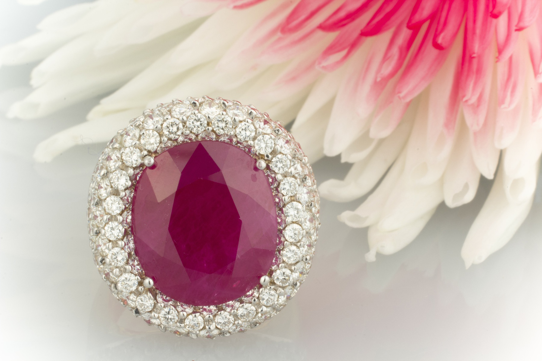 Imposanter Rubin Ring mit Diamanten Brillanten VSI Gold